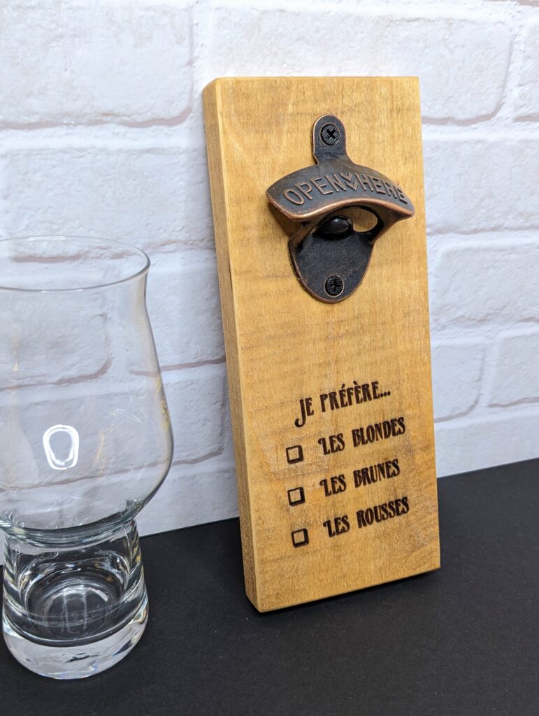 Décapsuleur mural – Texte au choix - ROSAE BOIS